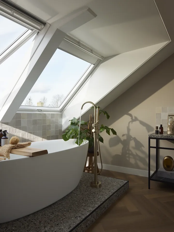 Oberlichtfenster im Bad installieren | VELUX Magazin