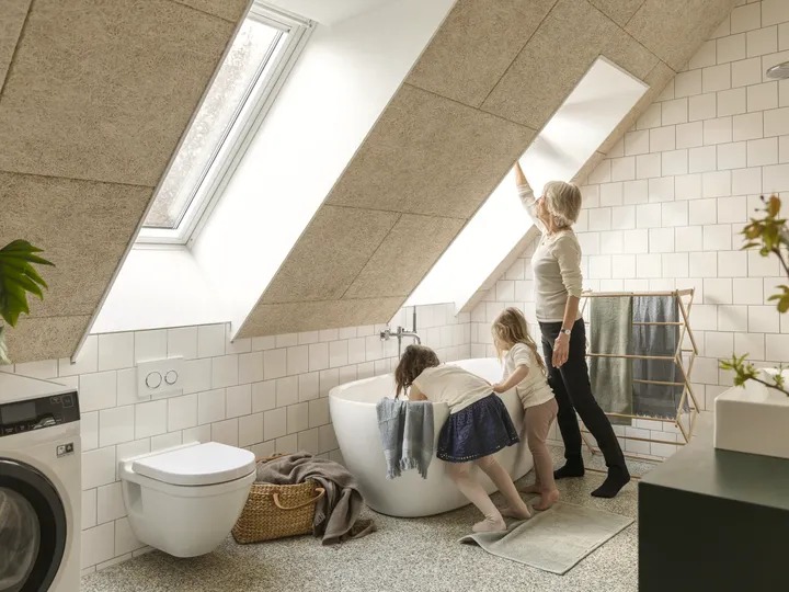 Oberlichtfenster im Bad installieren | VELUX Magazin